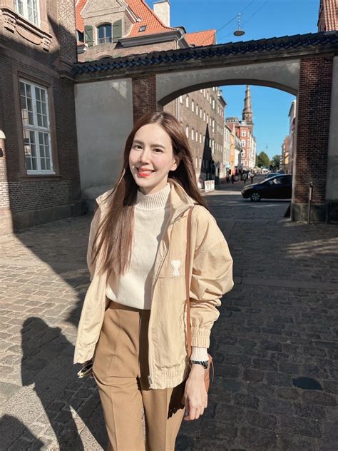 แต่งตัวเที่ยวเมืองนอกชิคๆ สไตล์ เจี๊ยบ พิจิตตรา เรียบหรูดูแพง ดูชิล แต่สุดคิ้วเป็นที่สุด