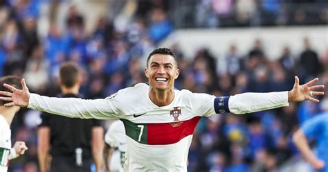 호날두 축구 역사상 첫 A매치 200경기… ‘결승골 자축포까지