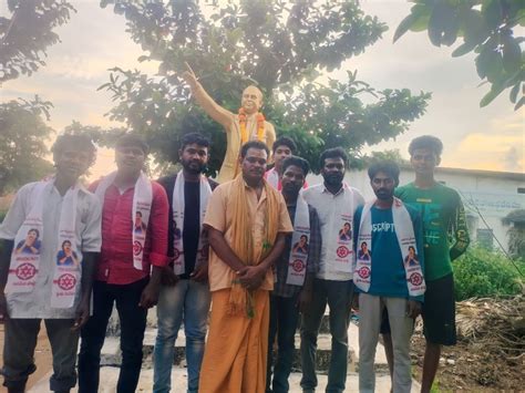 అంబేద్కర్ గారి విగ్రహానికి వినతిపత్రం అందించిన లింగపాలెం జనసైనికులు