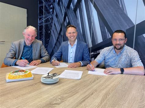 Aannemersbedrijf P Van Leeuwen On Linkedin Bazalt Wonen En Van Leeuwen Tekenen Overeenkomst
