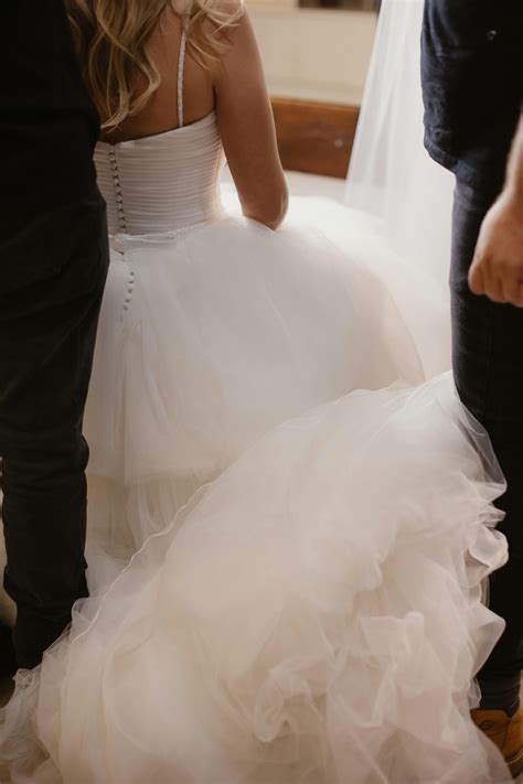 건축 결혼 사진 결혼 축하 결혼식 날 결혼식 복장 결혼식 초상화 경치 좋은 배경 고요한 낭만적인 모델 문화적 복장 베일 베일 패션 솔직한 포즈 신부