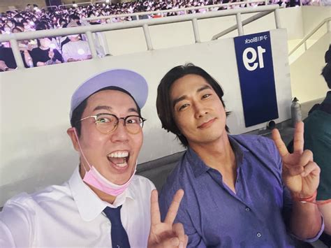 김영철 아이유 공연전 한명의 잘생긴 얼굴과 또 다른 녀석의 하얀치아를 보여주기 위해 마스크 저때만 딱 한번 벗고 찍고 승헌아 고마워~ 승헌이 친구들과 아이유