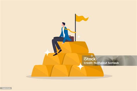금 투자 금융 위기 또는 자산 관리 및 자산 할당 개념의 안전한 피난처 사업가 성공 자산 관리자 상인 또는 골드 바 덩어리의 스택에 앉아 부유 한 투자자 금 금속에 대한