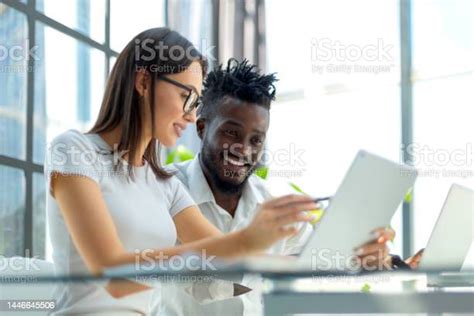 기업가 아프리카 사업가와 사업가 현대 사무실에서 태블릿에서 새로운 비즈니스 프로젝트를 논의 2명에 대한 스톡 사진 및 기타 이미지 2명 공유 개념 기업가 Istock