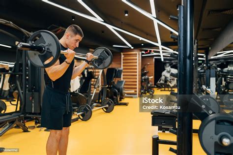 헌신적 인 남성 운동 선수 현대 체육관에서 자신의 운동을하고 도전에 대한 자신의 몸을 준비 20 24세에 대한 스톡 사진 및