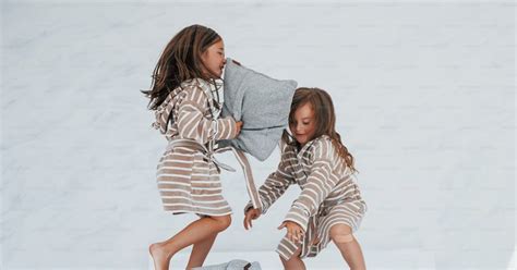 손에 베개를 들고 두 명의 귀여운 어린 소녀가 함께 집에 있습니다 아이들은 재미 있습니다 사진 Unsplash의 베개 싸움 이미지