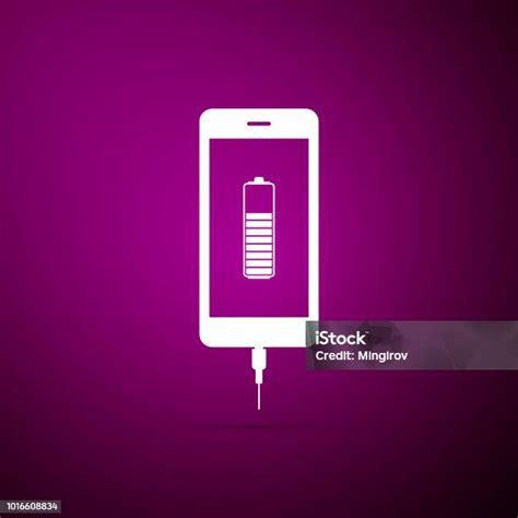 스마트폰 배터리 충전 아이콘 보라색 배경에 고립입니다 전화는 낮은 배터리 충전과 Usb 연결 평면 디자인입니다 벡터 일러스트 레이 션 가득 찬에 대한 스톡 벡터 아트 및