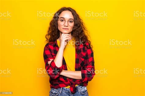 노란 배경에 고립 된 턱에 손을 잡고 빈 장소를보고 현대 헤어 스타일과 사려 깊은 의심 소녀의 초상화 광고에 대한 스톡 사진 및 기타 이미지 Istock