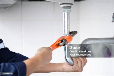 화장실에서 직장에서 배관공 배관 수리 서비스 조립 및 설치 개념 개념에 대한 스톡 사진 및 기타 이미지 개념 개수대 건물 외관 Istock