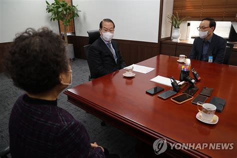 권영세 장관 북한 억류자 가족 면담 연합뉴스