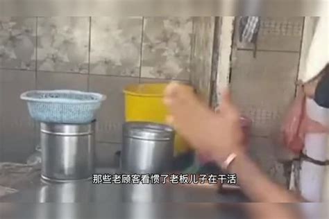 小伙为了找媳妇，嫌工地不赚钱，回家给老爸帮起了忙！老爸工地小伙