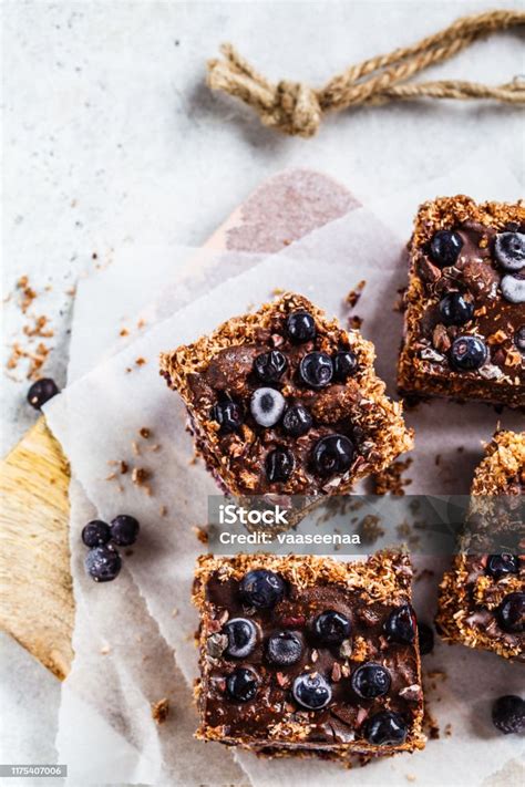 블루베리와 원시 채식 코코넛 초콜릿 디저트 상단보기 건강한 비건 음식 컨셉 0명에 대한 스톡 사진 및 기타 이미지 0명 건강한 식생활 견과 Istock