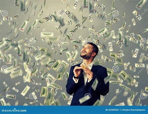 Mann Der Unter Dem Regen Des Dollars Steht Stockbild Bild Von