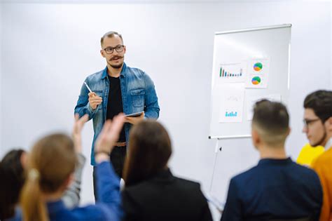 플립 차트 프리젠 테이션을주는 남성 비즈니스 코치 스피커 20 24세에 대한 스톡 사진 및 기타 이미지 20 24세 25