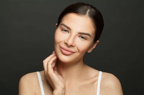 검은 배경에 건강한 피부와 자연스러운 메이크업을 한 뷰티 우먼 얼굴 25 29세에 대한 스톡 사진 및 기타 이미지 25 29세 건강관리와 의술 건강한 생활방식