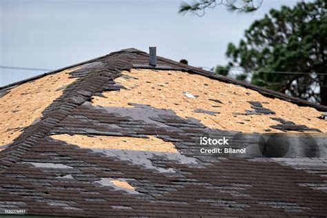 바람은 플로리다의 허리케인 이안 이후 아스팔트 대상 포진이 누락되어 집 지붕을 손상시켰다 가정용 옥상 개념의 수리 지붕에 대한 스톡 사진 및 기타 이미지 Istock