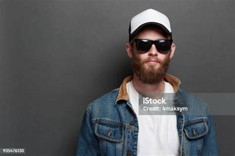 캐주얼 도시 스타일에 흰색 공백 T셔츠와 귀하의 로고 또는 디자인에 대 한 공간으로 야구 모자를 입고 수염과 Hipster 잘생긴 남성 모델 T 셔츠에 대한 스톡 사진 및