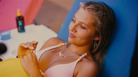 Stream How to Have Sex på HBO Max