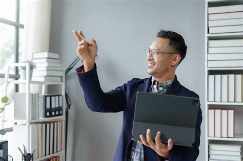 디지털 태블릿을 들고 스타일러스 펜을 사용하여 사무실에서 프레젠테이션을 하는 동안 웃는 아시아 관리자 40 44세에 대한 스톡 사진 및 기타 이미지 Istock