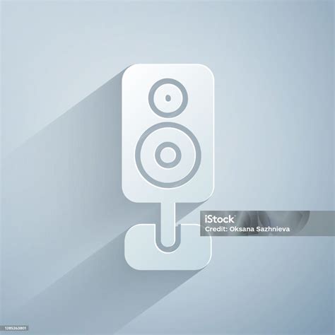 회색 배경에 격리 된 종이 절단 스테레오 스피커 아이콘 사운드 시스템 스피커 음악 아이콘입니다 음악 기둥 스피커베이스 장비 종이 아트 스타일 벡터 3차원 형태에 대한 스톡