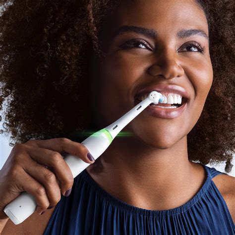 Oral B Io4 Electric Toothbrush With Toothbrush Head And Travel Case White