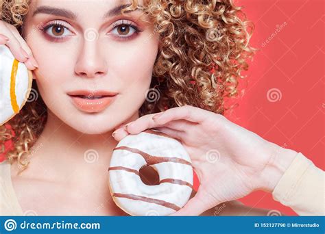 Sch Nes Junges Nettes M Dchen Mit Donut In Der Hand Stockfoto Bild Von Lebensstil W Rdevoll