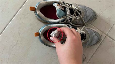 Pourquoi Vous Devriez Commencer à Mettre Du Papier Aluminium Dans Vos Chaussures Tous Les Soirs