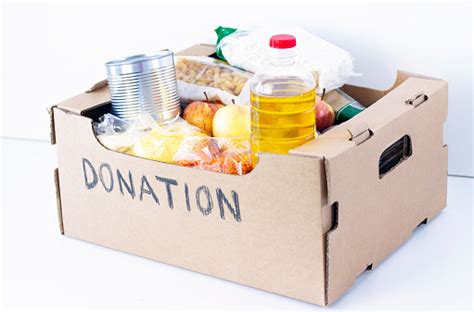 기부 식료품 상자 그것을 필요로하는 사람들을위한 제품을 도와줍니다 기부 상자 흰색 배경에 음식이 새겨진 비문 기부금이 있는 골판지 상자 공동체에 대한 스톡 사진 및 기타
