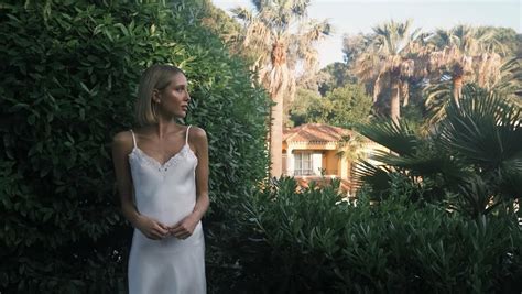 Ολυμπία Ντε Γκρες Υπέρκομψη εμφάνιση με λευκό Lingerie φόρεμα