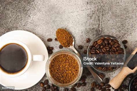 검은 돌 배경에 인스턴트 커피와 커피 콩 향기로운 커피 음료 텍스트를 위한 장소입니다 텍스트 복사를 위한 공간 0명에 대한 스톡 사진 및 기타 이미지 Istock