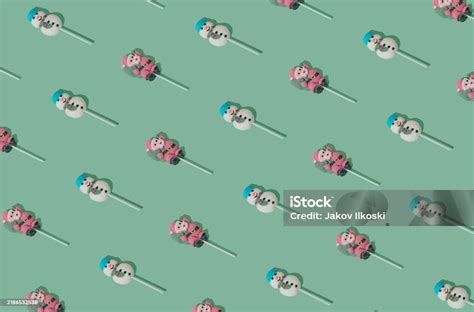 산타 클로스와 눈사람 막대 사탕으로 만든 크리스마스 패턴 통 파스텔 그린 배경 최소한의 크리스마스와 새해 달콤한 사탕 개념입니다 창의적인 축제 파스텔 배경 겨울 휴가