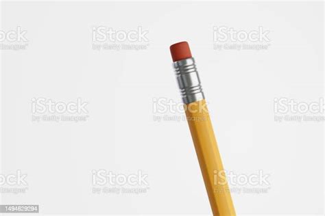 흰색 배경에 분리된 빨간색 지우개가 있는 전통적인 노란색 연필입니다 웹 디자인 템플릿 및 슬라이드 쇼 프레젠테이션을 위한 복사