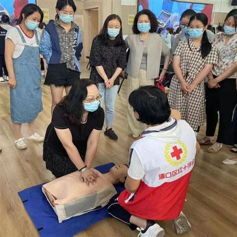 四拼四比心手相连救在身边 应急 救护 教职工