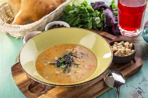 훈제 고기와 바질을 곁들인 전통 러시아 수프 Solyanka 가 블루 나무 테이블에 도마에 0명에 대한 스톡 사진 및 기타 이미지 0명 건강한 식생활 고기 Istock