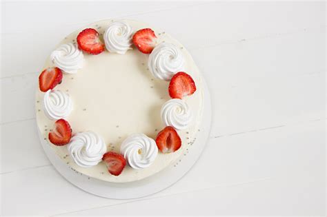 머랭과 신선한 딸기로 장식된 아름다운 화이트 케이크 흰색 배경 0명에 대한 스톡 사진 및 기타 이미지 0명 거품 내기 공휴일 Istock