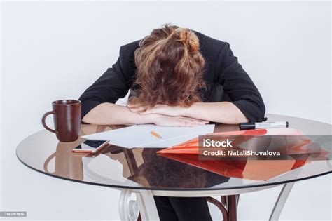 불편한 자세 나 사무실 의자에서 앉아있는 컴퓨터 작업 후 고통을 느끼는 피곤한 여성 지친 여학생 또는 직원이 직장에 앉아 테이블에 기대어 감독에 대한 스톡 사진 및 기타