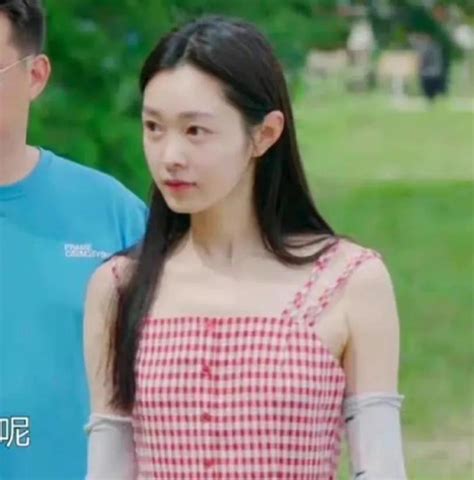 白敬亭宋轶恋情曝光，双方低调见家长，私下穿同款低调秀恩爱腾讯新闻