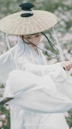 拿剑姿势 花瓣网 陪你做生活的设计师 我许下一世长安古风汉服真人男头乛凤倾颜