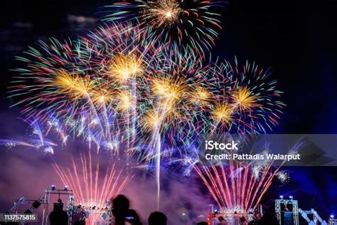 불꽃놀이와 도시를 축 하 하는 군중이 창업 어두운 밤 배경에 축 하에 대 한 도시에서 아름 다운 화려한 불꽃 놀이 표시 12월 31일에 대한 스톡 사진 및 기타 이미지
