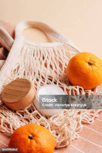 면 메쉬 가방과 감귤의 배경에 크림 항아리 유기농 스파 화장품 미용 제품 제로 웨이스트 개념 근접 촬영 0명에 대한 스톡 사진 및 기타 이미지 Istock