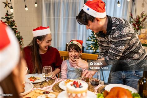 집에서 함께 크리스마스 파티를 축하하는 아시아 사랑스러운 가족 휴일 추수 감사절을 축하하기 위해 음식을 먹고 집에서 식탁에 크리스마스 이브를 먹는 매력적인 부모와 친척 12