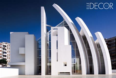 하늘을 항해하는 아치형 건물