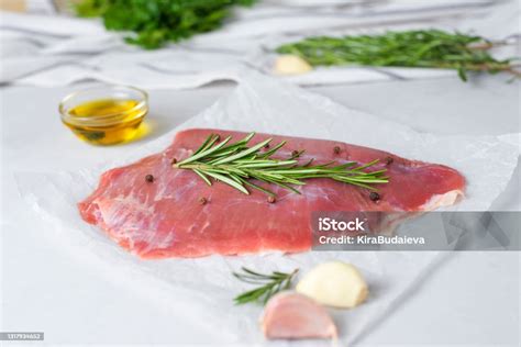 로즈마리 마늘 올리브 오일을 배경으로 신선한 생 측면 스테이크 소고기 로스팅 또는 그릴을 위한 클래식 한 마리네이드 레시피 고기