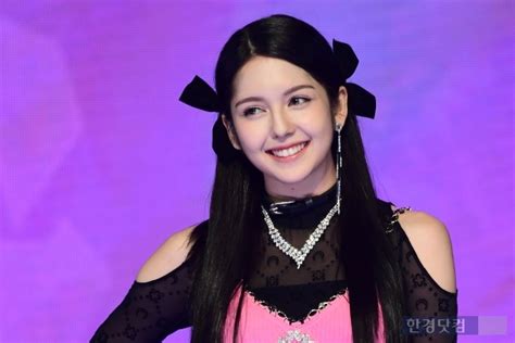 필리핀에서 온 소녀인형 비주얼에 시선강탈 한국경제