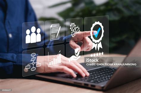 인증 보증 보증 개념 인증서 아이콘을 만지는 여성 사업가 품질 관리 최적화 산업 Iso 표준 계획 산업 및 회사의 워크 플로우 Qa Qc 관리 분석 보기에 대한 스톡 사진