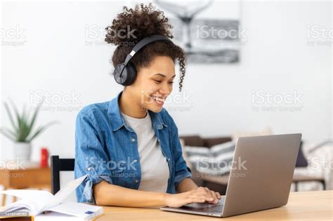 웃는 여자 학생 온라인 학습 집에서 학습 노트북 컴퓨터와 원격 교육을위한 화상 통화를 사용하는 아름다운 아프리카 계 미국인 여학생 공부 교육 강좌에 대한 스톡 사진 및 기타