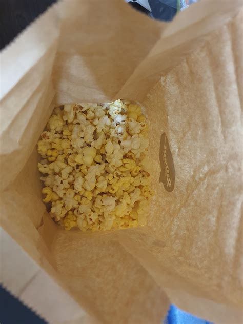 롯데시네마 집으로 팝콘 라지 사왔는데 양이 좀 적네요 ㅎ 무코