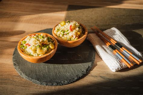 음식이 담긴 그릇 두 개 사진 Unsplash의 젓가락 이미지