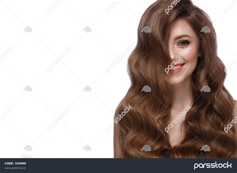 دختر خوشگل مو قهوه ای با موهای کاملا فر و آرایش کلاسیک 1620990