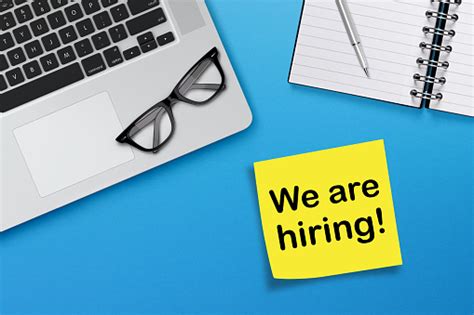 우리는 파란색 배경에 현대적인 작업장과 서면 메모 종이를 고용하고 있습니다 채용 컨셉 구인 중에 대한 스톡 사진 및 기타 이미지 구인 중 0명 개념 Istock